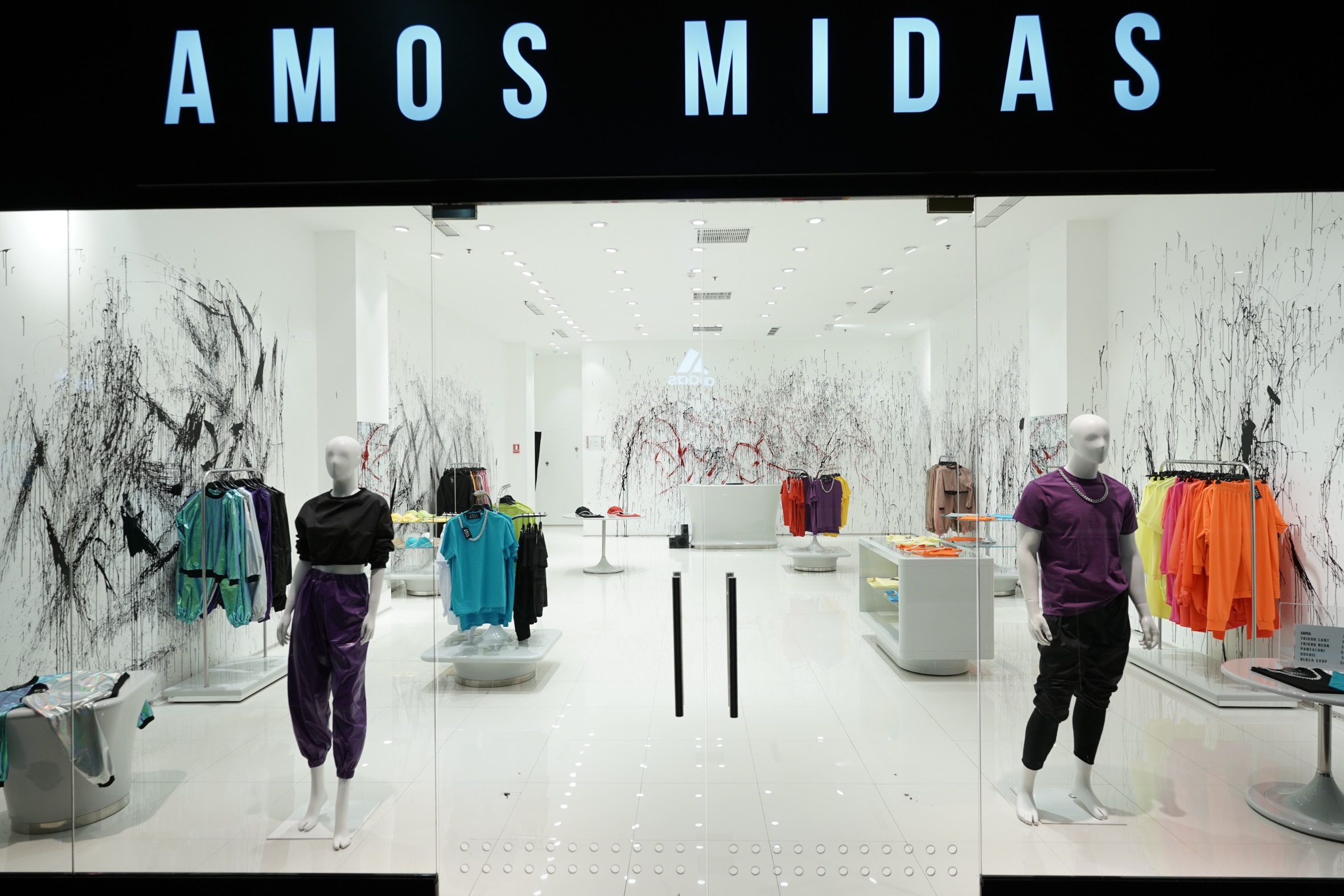 Promenada tinerilor designeri: primul pop-up store dedicat unui brand ...